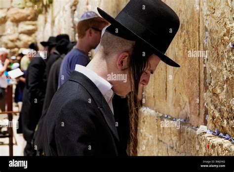 JEWS PRAYING WESTERN WAILING WALL JERUSALEM ISRAEL Stock Photo
