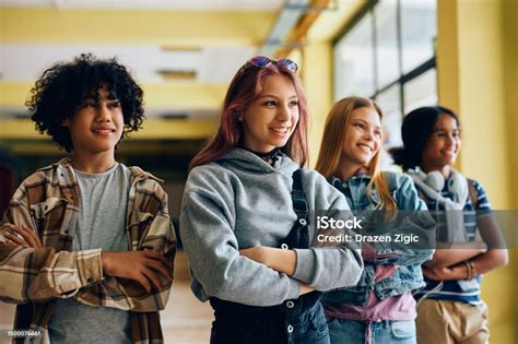 Kelompok Multiras Siswa Sekolah Menengah Yang Bahagia Dengan Tangan