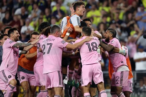 El eufórico abrazo con Beckham y un gran gesto con un compañero así disfrutó Messi de su primer
