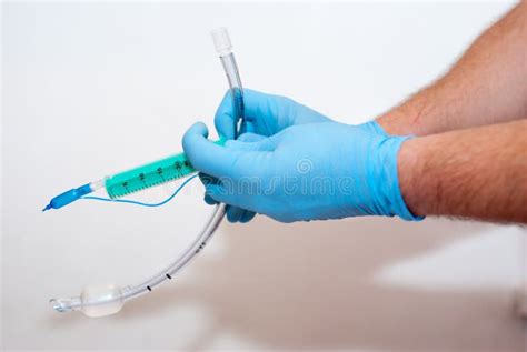 Intubação Endotracheal Do Tubo De Um Paciente Inconsciente Imagem De