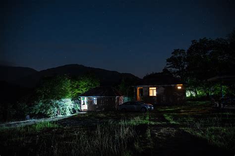 빌딩 숲에서 밤에 문 또는 빈티지 컨트리 하우스와 구름과 별 밤의 산 밤 풍경 여름 밤입니다 건축에 대한 스톡 사진 및 기타
