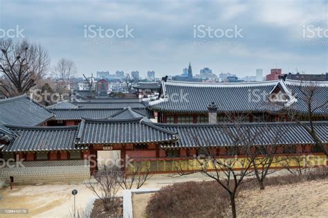 한국 수원화성 흥궁의 목조주택과 검은타 정조왕과 왕실이 전쟁 중 퇴각한 가장 큰 곳 0명에 대한 스톡 사진 및 기타 이미지
