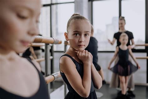 고전 무용 공연 막대기 무용 예술 미니멀리스트 바닥 바레 발끝 발레 발레 수업 발레 슈즈 발레 연습 발레 포즈 발레리나 밝은 부드러운 색 수업