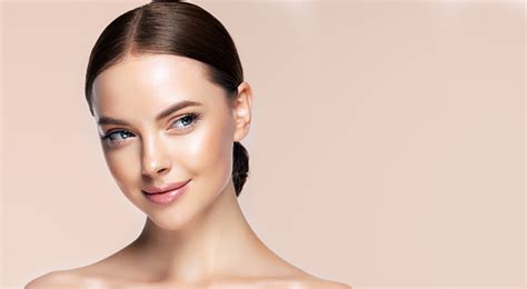 롤빵에 모인 머리카락과 얼굴에 섬세한 화장을 한 화려한 젊은 여성의 초상화 미용 술 18 19세에 대한 스톡 사진 및 기타 이미지 18 19세 20 24세 건강관리와