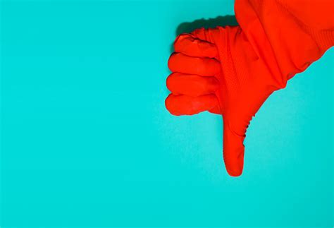 혐오와 부정적인 대답의 손 제스처 거부를 나타내는 엄지 손가락 아래로 제스처 보호 장갑과 복사 공간에 손으로 배너 개념에 대한 스톡 사진 및 기타 이미지 Istock