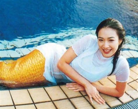 51岁钟丽缇变装秀身材！穿包臀短裙曲线完美，小腿纤细塞不满靴子