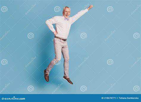 Vista De Longitud Completa De Hombre Guapo Saltando Hasta Divertirse Aislado Fondo Azul Imagen