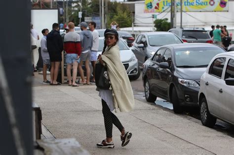 El Look De Poncho Y Boina De Karina Jelinek Para Salir De Compras En
