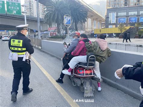 护航复工返学贵阳交警严查电动自行车搭载多人 交通 一家人 刚从鸿