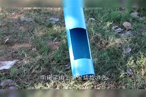 男子自制捕鱼陷阱，来一招“引蛇出洞”，大鱼不停往外冒！