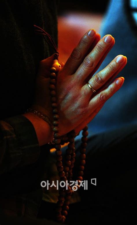 포토 두 손을 모으고 아시아경제