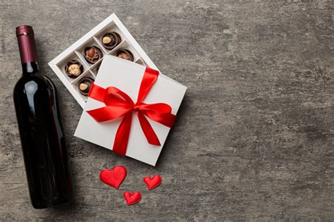 선물과 초콜릿 발렌타인 데이에 대한 컬러 배경에 레드 와인 병 복사 공간이있는 초콜릿 탑 뷰의 선물 상자가있는 하트 모양 개념에 대한 스톡 사진 및 기타 이미지 Istock