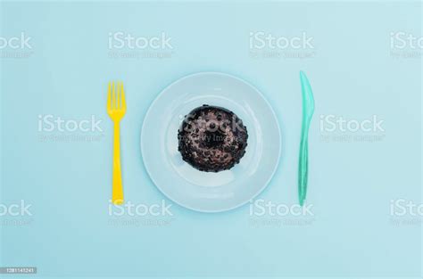 青いプレートと水色の背景にチョコレートドーナツ くつろぐのストックフォトや画像を多数ご用意 くつろぐ ウクライナ カラー画像