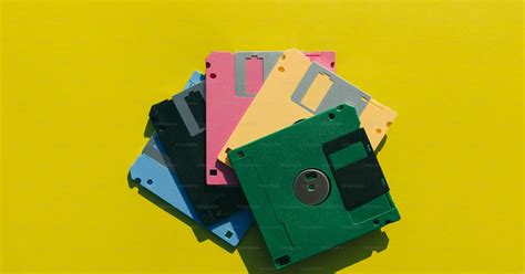 플로피 디스크 더미가 서로 겹쳐져 있습니다 사진 Unsplash의 빈티지 컴퓨터 이미지