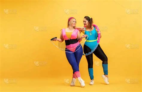 年轻的高加索人尺寸女性模特儿在黄色背景下的训练 花瓣网