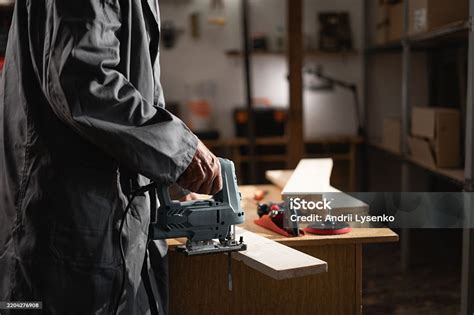 목공 작업장 개념 노인 목수는 전기 퍼즐 기계로 합판 시트를 톱질합니다 70 79세에 대한 스톡 사진 및 기타 이미지 70 79세 Diy 가구 Istock