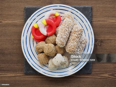 한국 전통 과자 쿠키 사탕 Yugwa 참 깨 찹쌀 케이크 0명에 대한 스톡 사진 및 기타 이미지 0명 Washoku
