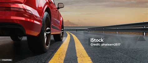 해가 질 때 도로에 있는 빨간색 고급 스포츠카의 클로즈업 측면 보기3d 렌더링 및 그림 차에 대한 스톡 사진 및 기타 이미지 차 도로 슈퍼카 Istock