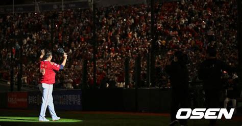 [사진] 선수 이대호 팬들에게 마지막 인사