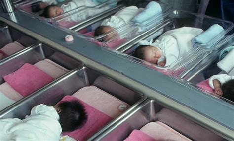 韩国1岁女婴被虐身亡 涉事保姆还拍水淹婴儿照女婴保姆涉事新浪新闻