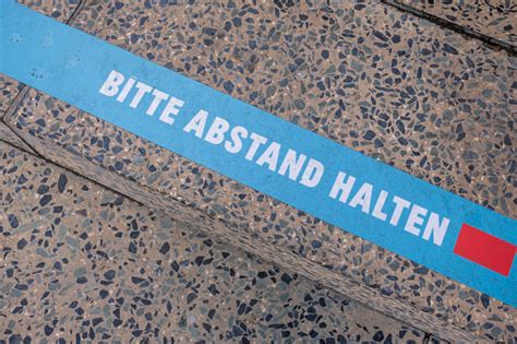 토양 표시는 코로나 위기에서 최소 거리를 유지하기 위해 거리를 유지하십시오 0명에 대한 스톡 사진 및 기타 이미지 0명