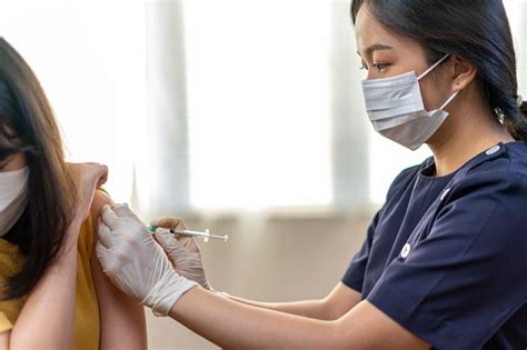 예방 접종 또는 접종 또는 코로나 바이러스 백신 주사를 받고 젊은 아시아 소녀 10 11세에 대한 스톡 사진 및 기타 이미지 10 11세 20 24세 2명 Istock