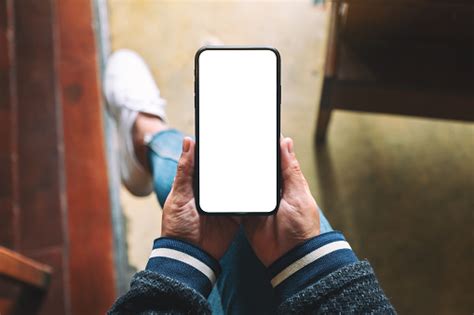 빈 데스크톱 화면으로 검은 색 휴대 전화를 들고있는 여성 가득 찬에 대한 스톡 사진 및 기타 이미지 가득 찬 공란 디지털 뷰파인더 Istock