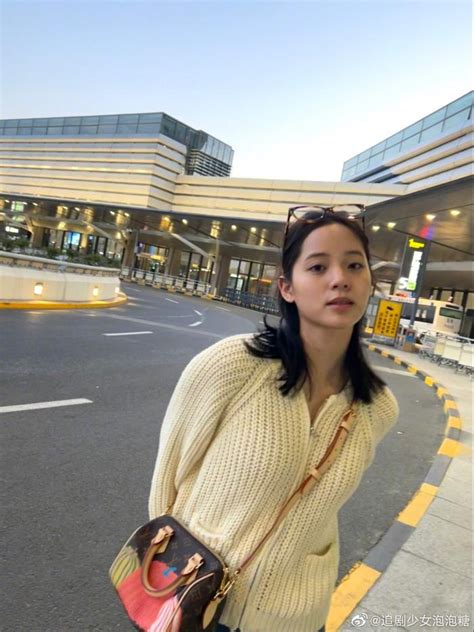 欧阳娜娜最新周一随拍来了，黄色毛衣搭配眼镜造型好温柔
