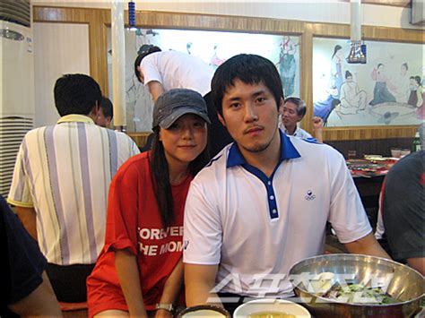 한국 올림픽대표팀 선수들을 만나려면 베이징 내 한국인 거리인 왕징을 찾아가면 된다 사진은 왕징의 한 음식점에서 가진 회식에서