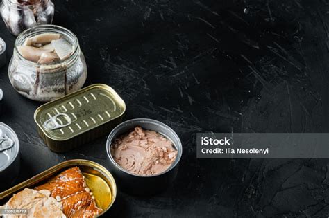 연어 참치 송어 고등어와 멸치 주석 캔에 통조림 물고기 검은 배경에 카피 스페이스와 텍스트 공간을 0명에 대한 스톡 사진 및 기타 이미지 Istock