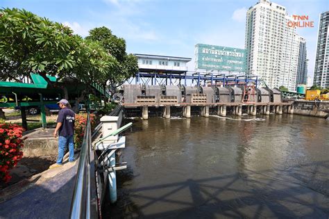 รูปภาพประกอบข่าว ขยะขวางทางน้ำเริ่มน้อย เจ้าหน้าที่สถานีสูบน้ำพระโขนง