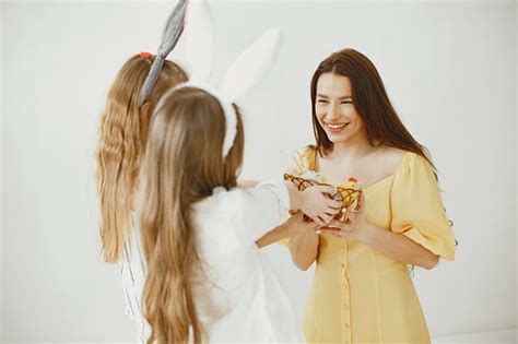 토끼 귀를 가진 여자는 부활절을 위한 달걀을 그린 엄마를 보여줍니다 가족에 대한 스톡 사진 및 기타 이미지 가족 남자