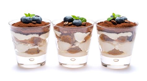 클리핑 패스와 흰색 배경에 고립 된 유리에 블루베리와 클래식 티라미수 디저트 0명에 대한 스톡 사진 및 기타 이미지 0명 레스토랑 로맨스 Istock