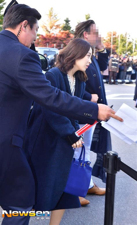포토엔hd 박보영 경호원 호위 받으며 급하게 결혼식장으로 이동송중기 송혜교 결혼식