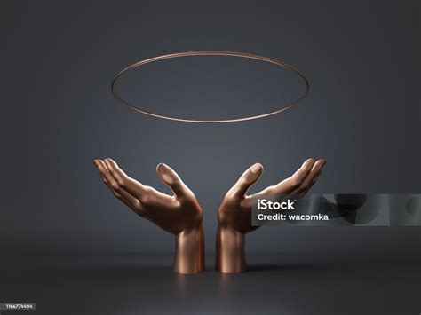 3d 렌더링 황금 여자 마네킹 손 검은 배경에 고립 부동 후광 오픈 팜 골드 링을 들고 둥근 빈 프레임 추상적 인 패션 고급