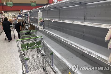 허리케인 북상 소식에 생수 매진된 미 플로리다주 슈퍼마켓 연합뉴스