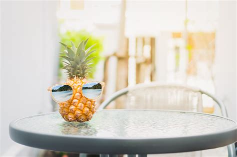 파인애플 안경 착용 테이블에 배치 됩니다 여름 개념입니다 개념에 대한 스톡 사진 및 기타 이미지 개념 개인 장식품 개체 그룹 Istock