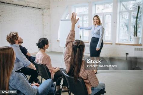 워크숍에서 홀에서 발표하는 여성 연사 청중 또는 컨퍼런스 홀 인식되지 않는 참가자의 후방 보기 20 24세에 대한 스톡 사진 및 기타 이미지 Istock