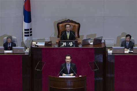 본회의서 인사말 하는 정세균 국무총리