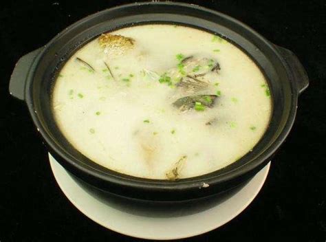 夏天做煲魚頭豆腐湯，很多人做少這一步，難怪湯清淡不奶白！ 每日頭條