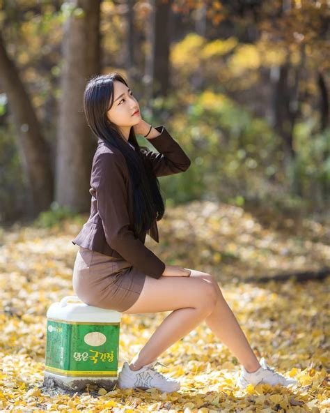 Instagram의 추억 만들기님 “ 첫줄 날씨가점점 추워지네요 😩😷 가을 은행나무 인물 사진 취미 추억 인연 일반인모델 인물사진 감성사진