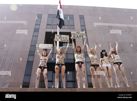 Les Membres Du Groupe De Protestation Femen Démontrant Féministes à L