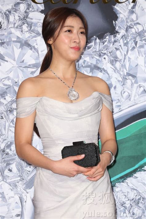 Ha Ji Won xinh đẹp nhưng lộ cằm đôi ngấn mỡ