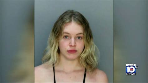 Padres De La Modelo De Onlyfans Acusada De Asesinato Ahora Están Tras