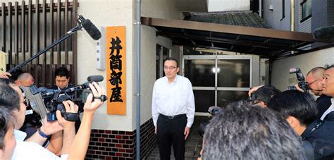 井筒親方の死去から一夜明け、井筒部屋の前であいさつする錣山親方（撮影・久冨木 修） ― スポニチ Sponichi Annex スポーツ