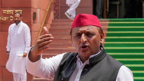Up Politics बुलडोजर बंद नाव चालू अखिलेश यादव ने साधा बाढ़ को लेकर