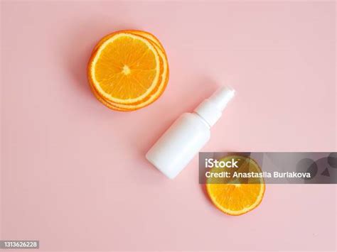 상단 보기 와 분홍색 배경에 흰색 플라스틱 스프레이 병 모형과 오렌지 조각의 클로즈업 천연 유기농 스파 화장품 및 액체 항균 스프레이 개념 0명에 대한 스톡 사진 및 기타