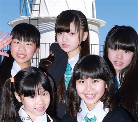 日本小学生女团打扮成熟 新浪图片