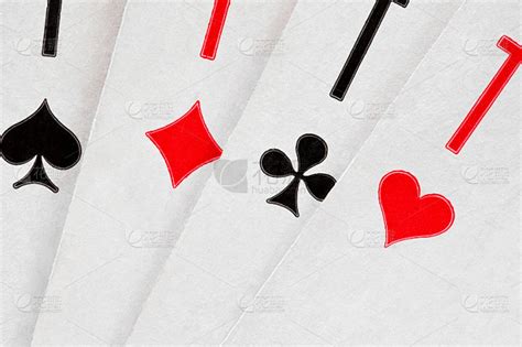 玩扑克牌a的红桃，黑桃，方块，梅花，在扇形中展开，特写宏观视图