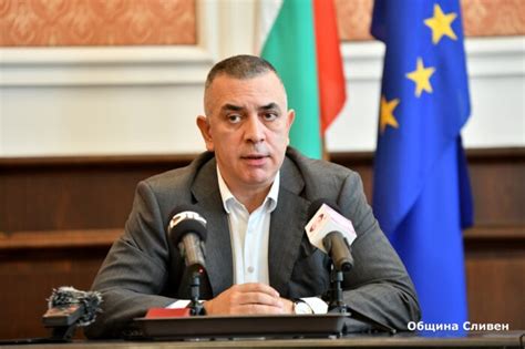 Кметът Стефан Радев поздравява студентите по случай 8 декември Sliven